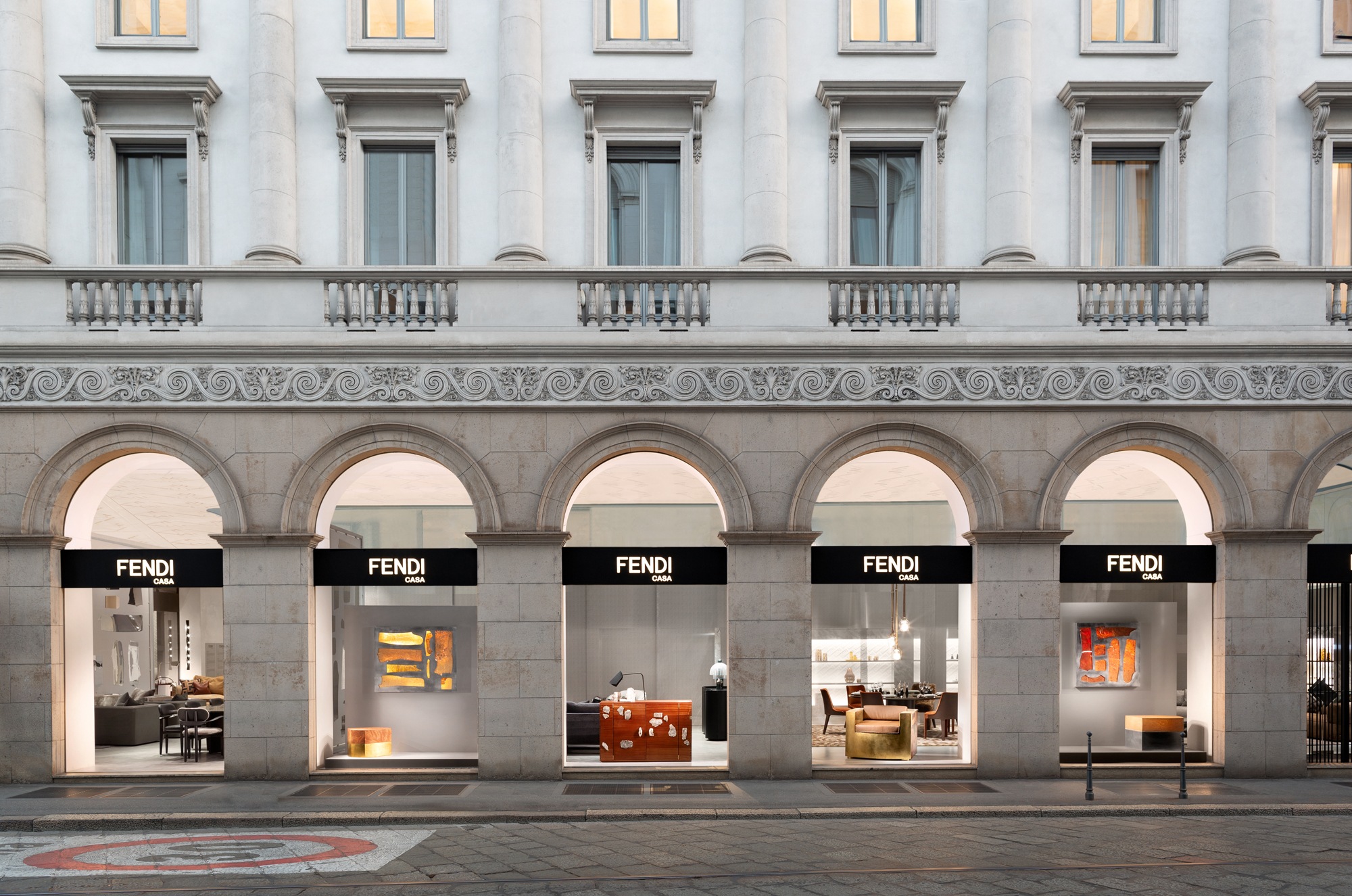 Boutique FENDI: trova il negozio FENDI più vicino.