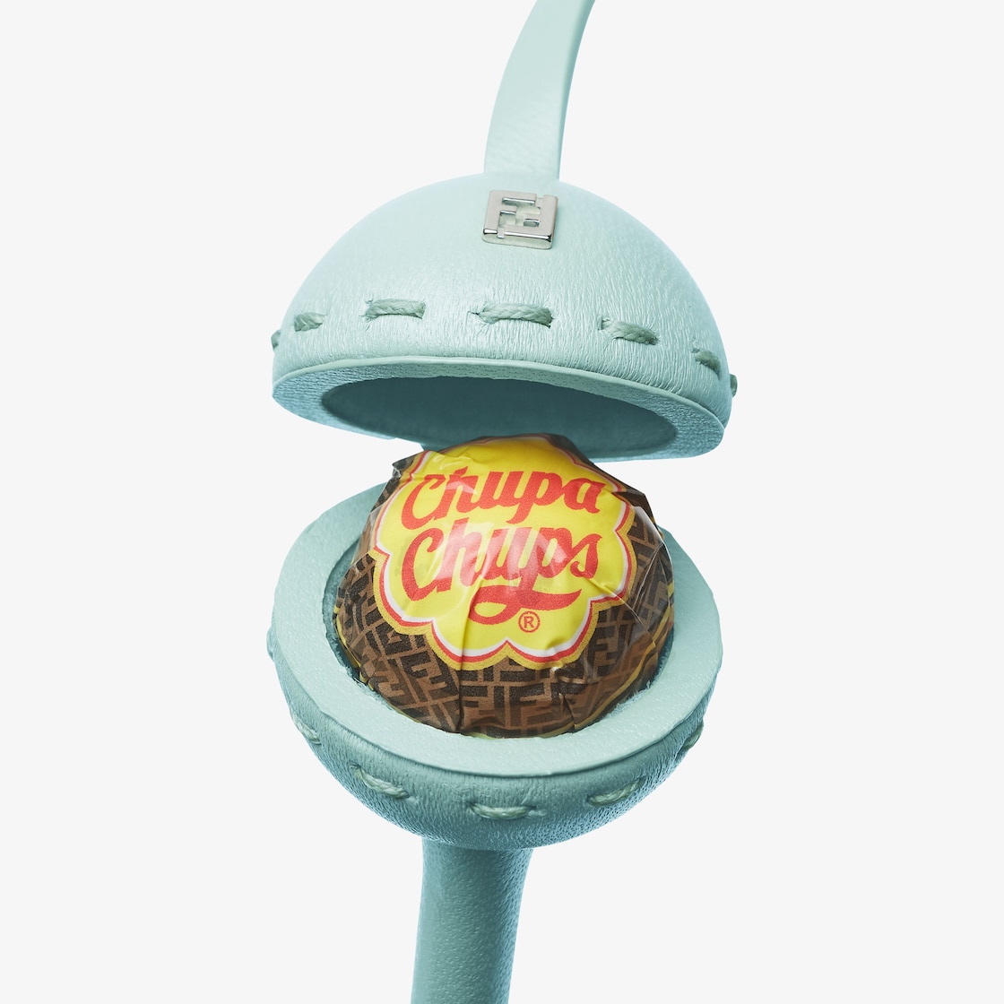 Collar Chupa Chups Holder - Collar FENDI x Chupa Chups® de piel azul ...