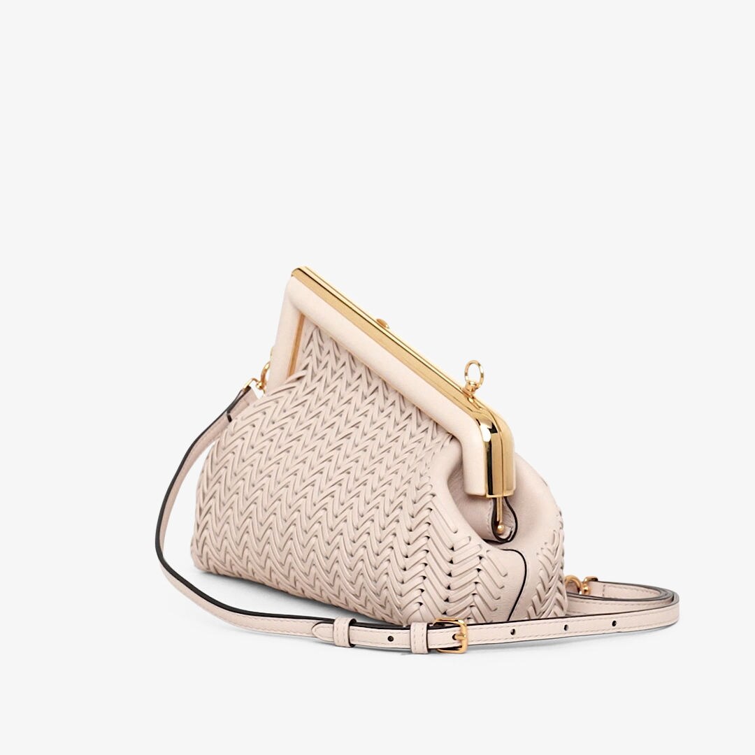 Fendi First Small - Bolso de piel trenzada color camelia | Fendi