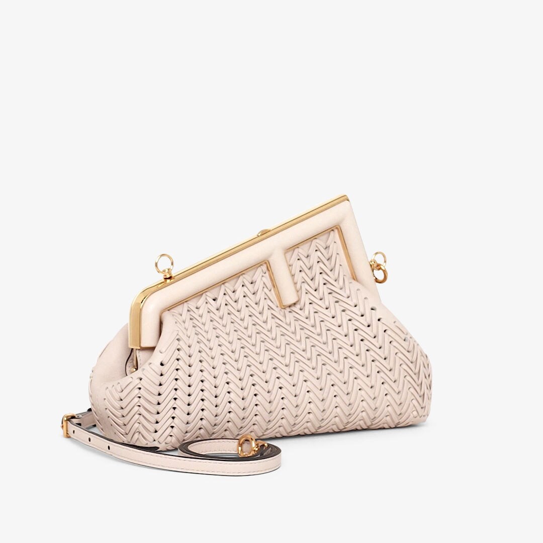Fendi First Small - Bolso de piel trenzada color camelia | Fendi